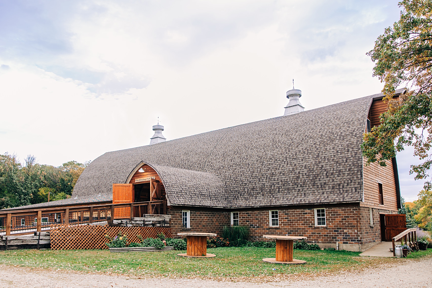 Fall, Hitching Post Wedding | Annie & Jared - amberlangerud.com