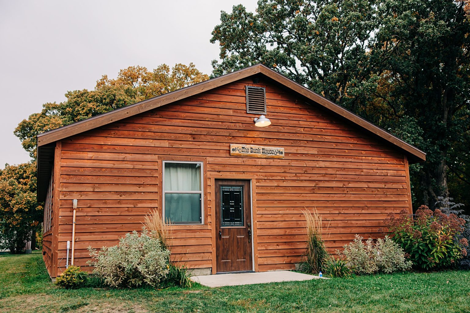 Fall, Hitching Post Wedding | Annie & Jared - amberlangerud.com